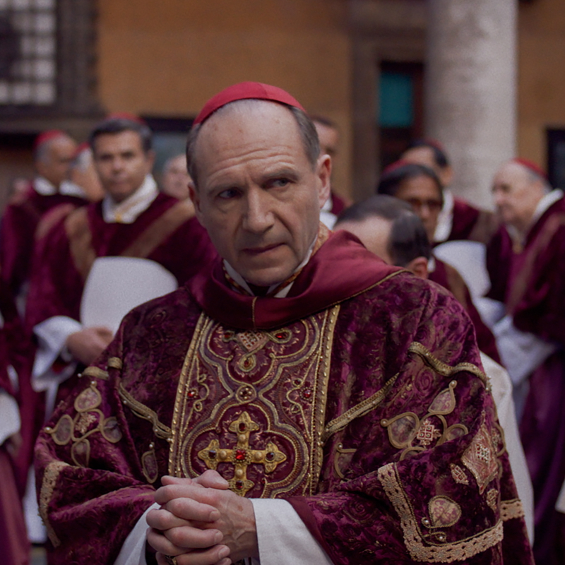 Conclave: Il trailer del thriller con Ralph Fiennes ambientato in ...